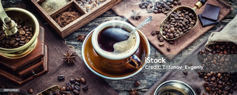 향기로운 블랙 커피 한 잔 커피 그라인더 커피 메이커 테이블에 다른 종류의 커피 콩 갈색에 대한 스톡 사진 및 기타 이미지 갈색 경관 계피 Istock