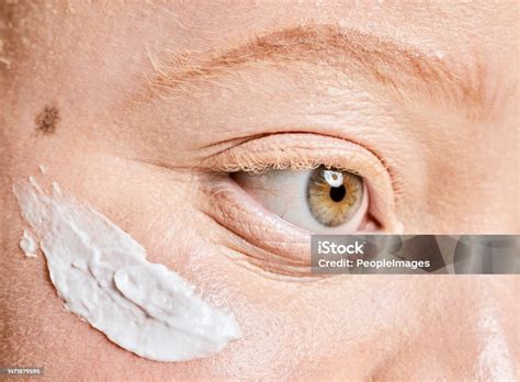 아름다움 흰둥이 및 여성 자외선 차단제 제품 및 Spf 치료 화장품 및 보호로 근접 촬영 스킨케어 소녀와 눈 얼굴과 페이셜