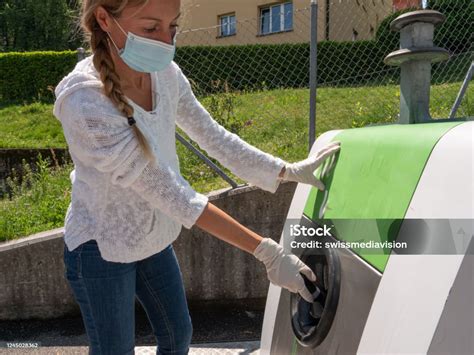 모든 자재를 별도의 쓰레기로 버리는 쓰레기를 재활용하는 젊은 여성 거리에 대한 스톡 사진 및 기타 이미지 거리 플라스틱 한 사람 Istock