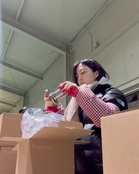 프라우허 허유정 오늘 주전자 검수하러 왔어요 1224 크리스마스에 오픈 예정인 저희 효자 제작상품 케틀앤보틀 살펴 보러 왔습니다 겨울 접어들 때 맞춰 따끈하게