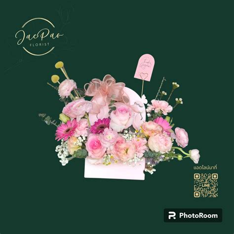 ดอกไม้สด ดอกไม้ประดิษฐ์ มีให้เลือกหลากหลายสีสัน ไม่ว่าจะเป็น กล่องดอกไม้ กระเช้าดอกไม้ แจกัน