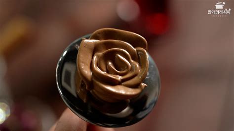 달고나장미를 얹은 로즈라떼 ♥