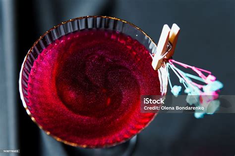 알콜 음료 짙은 검은 색 배경에 엘리트 알코올이 들어간 칵테일 클로즈업 0명에 대한 스톡 사진 및 기타 이미지 0명 감초 사탕 검은색 Istock