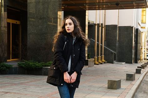 꽤 세련 된 Hipster 여행자 소녀 가방에 대한 스톡 사진 및 기타 이미지 가방 거리 건축 Istock