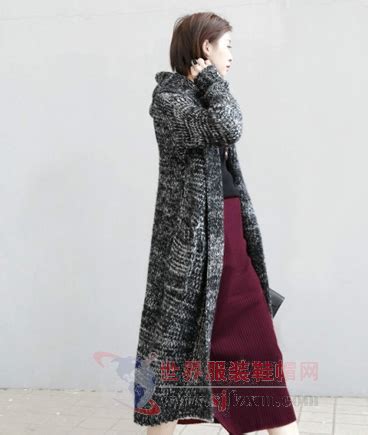 长款毛衣连衣裙的搭配 长款雪纺连衣裙搭配什么外套 随意云