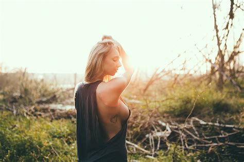 배경 화면 햇빛 여자들 모델 초상화 잔디 사진술 드레스 봄 사람 사이드 브 로맨스 꽃 소녀 아름다움 인물 사진 사진 촬영 2000x1334