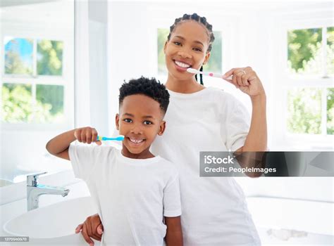 집에서 화장실에서 함께 양치질을하는 어린 소년과 그의 어머니의 초상화 양치질에 대한 스톡 사진 및 기타 이미지 양치질 아이 아프리카 민족 Istock