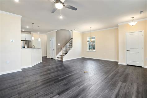 가구가 없는 가정집 거실 거주 공간 건축 기능적 공간 깔끔한 깨끗한 라인 널찍한 넓은 거실 뉴트럴 팔레트 목재 바닥재 미니멀리스트 디자인 밝은 벽