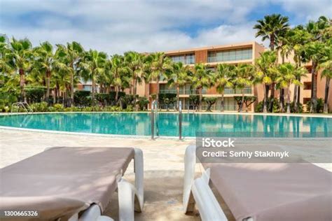 깨끗하고 맑고 푸른 물과 일광욕용 라운저가 마련된 현대적인 고급스러운 수영장 0명에 대한 스톡 사진 및 기타 이미지 0명 건강한 생활방식 건축 Istock