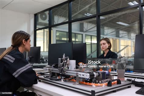 프로토타입 자동 학습 Ai 자동화 시스템에 대한 전문 지식을 갖춘 두 명의 여성 메카트로닉스 엔지니어 2명에 대한 스톡 사진 및 기타 이미지 Istock