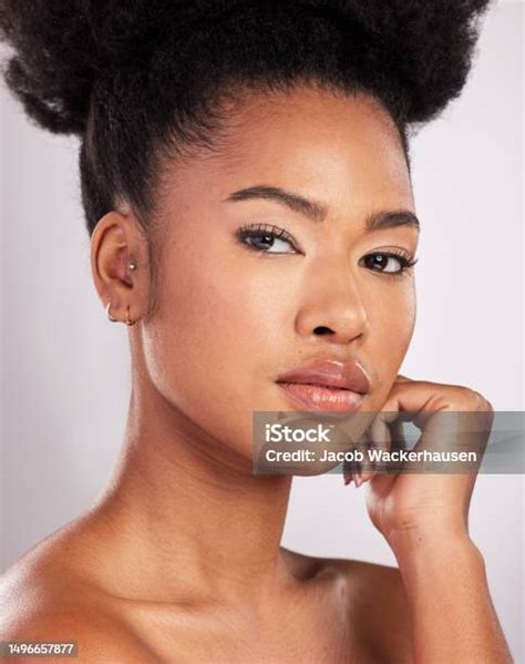 스킨케어 미용 초상화 흑인 여성은 진지한 얼굴 하얀 배경 화장품을 가지고 있다 건강 피부과 및 자연 메이크업 건강한 피부 관리