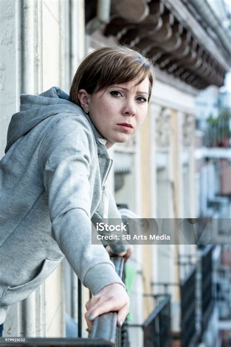 젊은 매력 불행 한 슬픈 백인 여자 집에서 발코니에 사려깊은 찾고 우울증에서 고통 우울과 불안 여성 개념 감정에 대한 스톡 사진 및 기타 이미지 Istock
