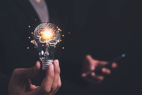전구와 두뇌를 들고 있는 사업가 창의성과 영감 아이디어와 상상력 기술혁신 네트워크 분석 솔루션 개발을 통한 과학적 혁신 개념에