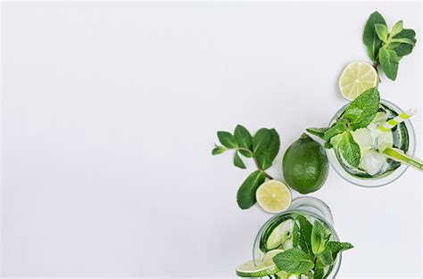 조각 석 회 오이 민트 잎 얼음과 투명 차가운 음료에 흰색 나무 판자 평면도 공간을 복사합니다 봄 상쾌한 음료를 요리 0명에 대한 스톡 사진 및 기타 이미지 Istock