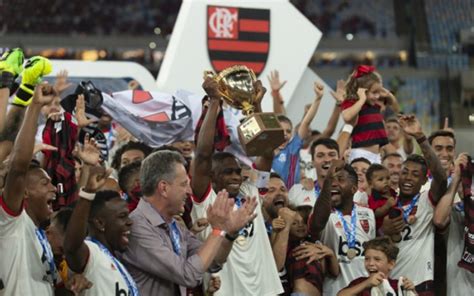 Flamengo Domina A Seleção Do Carioca Com Seis Nomes Rolando A Bola