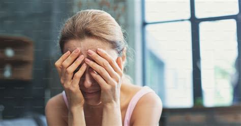 정서적 부담 얼굴을 가리고 우는 슬픔에 잠긴 성숙한 여자 사진 Unsplash의 우크라이나 이미지