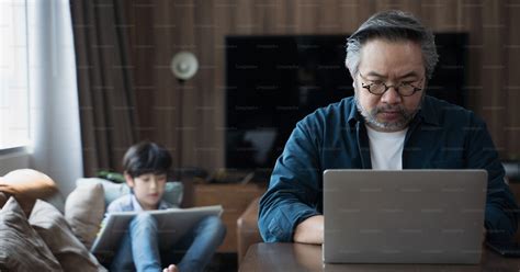 아들과 함께 집에서 노트북을 사용하는 중년의 아시아 남성이 뒷면에 그림을 그립니다 사진 Unsplash의 공생 이미지