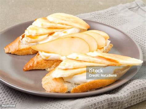 바나나 배 크림 치즈 캐 러 멜 시럽 측면 보기 회색 테이블 3 맛 있는 프렌치 토스트와 플레이트 0명에 대한 스톡 사진 및 기타 이미지 Istock