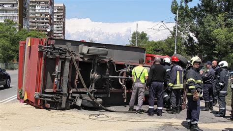Тежък сблъсък на булевард Рожен между камион и лека кола снимки Новини бг