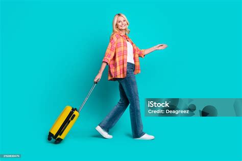 사랑 스럽다 긍정적 인 성숙한 여자가 체크 무늬 세련된 옷을 입고 여행 여행 청록색 배경에 고립 된 빈 공간을 착용하는 사진 50 54세에 대한 스톡 사진 및 기타 이미지