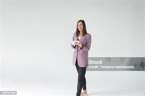 고립된 흰색 배경에 노트북을 손에 들고 정장 정장을 입은 웃는 사업가의 초상화 사람들에 대한 스톡 사진 및 기타 이미지 사람들 스포츠 한 사람 Istock