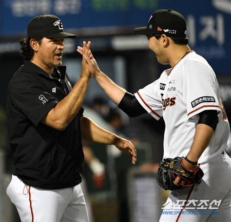 포토 한화 수베로 감독 박상원 나이스 피칭 스포츠조선