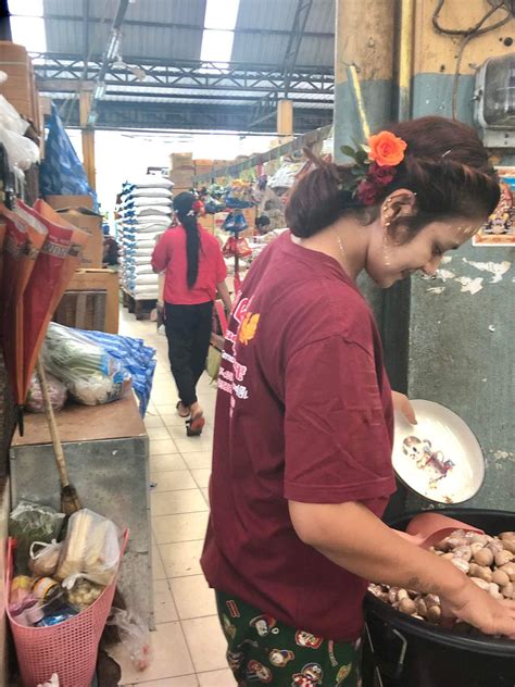 Dvb ဒေါ်အောင်ဆန်းစုကြည်မွေးနေ့ မဲဆောက်မြို့တွင် ပန်းသပိတ်ပြုလုပ် ဓာတ်ပုံ