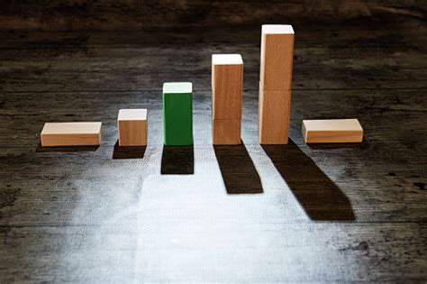 녹색 블록이 상승을 보여주는 그래프 형태로 설정 나무 장난감 블록 하드 섀도우가 있는 낮은 키 사진 성장의 개념 주식 시장 상승 과 희망 0명에 대한 스톡 사진 및 기타