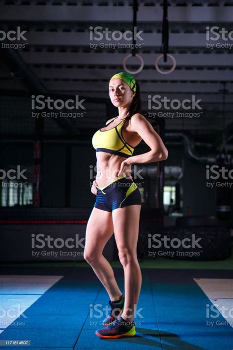 아름 다운 강한 날씬한 운동을 하 고 체육관에서 좋은 신체 모양 짧은 반바지와 탱크 탑 그린 머리 붕대에 옷을 입고 T 셔츠에 대한 스톡 사진 및 기타 이미지 Istock