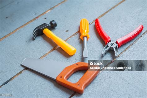 아이 교육 장난감 프레임 흰색 바탕에 개발 평면도 평평한 누워 텍스트의 공간을 복사 합니다 아이 들을 위한 엔지니어 장난감의 집합입니다 소년 재생 도구 장난감 작은 장인 0