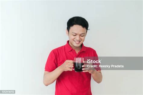 고립된 흰색 배경 위에 서있는 커피 한 잔을 들고 있는 젊은 아시아 남자는 큰 미소로 행복합니다 20 29세에 대한 스톡 사진 및 기타 이미지 Istock