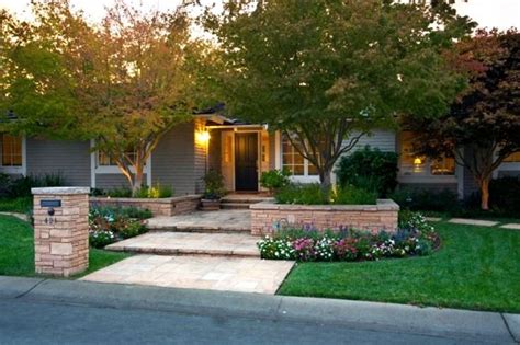 จัดสวนทางเดินหน้าบ้าน สวนดอกไม้ ร่มรื่นย์ Front Yard Design Yard Landscaping Backyard