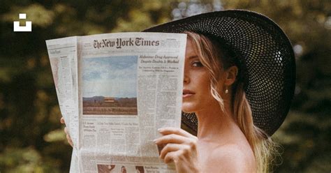 잔디밭에 앉아 신문을 읽는 여자 사진 Unsplash의 무료 뉴욕 타임즈 이미지