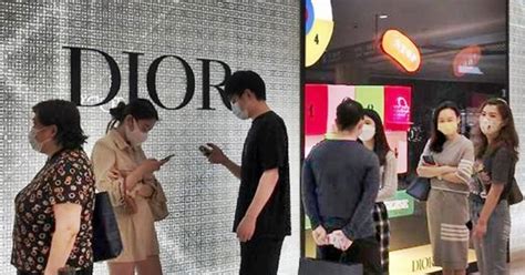 ‘명품 디올백 샀다 Flex 했는데…8만원에 납품받아 384만원 판매 노동착취 정황도