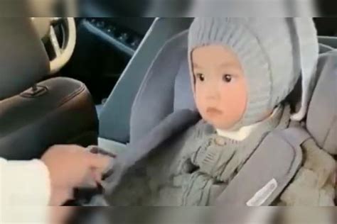 爸爸三个月没有回来了，看着爸爸好陌生，确认过眼神后笑了