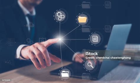 문서 관리 시스템 컴퓨터 랩톱 폴더 문서 아이콘 Erp와 기업의 지식 및 문서에서 작업하는 사업가 기업 비즈니스 기술 보안에