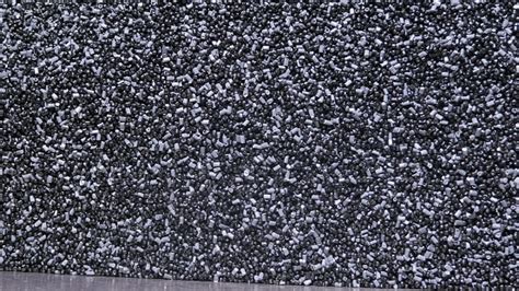 플라스틱 검은 회색 과립 부스러기 플라스틱 수도관 공장의 제조 물과 기압을 사용하여 공작 기계에 플라스틱 튜브를 만드는 과정 0명에 대한 스톡 사진 및 기타 이미지 Istock