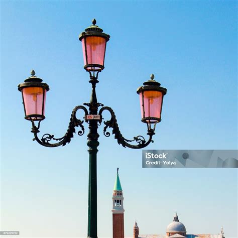 8 월 18 2012 년 베니스 이탈리아 전통적인 베네치아 핑크 랜 턴 푸른 하늘 배경 3 램프의 거리에 대한 스톡 사진 및 기타 이미지 Istock