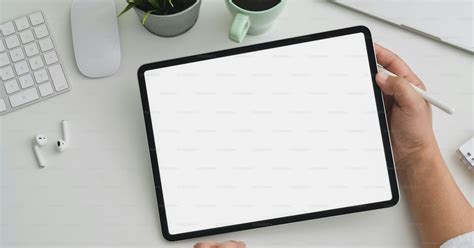 컴퓨터 노트북 및 기타 사무용품이 있는 현대적인 작업 공간에서 빈 화면 태블릿으로 작업하는 사업가의 오버헤드 샷 사진 Unsplash의 태국 이미지