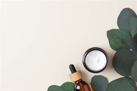 파스텔 베이지 색 배경에 유칼립투스가 있는 화장품 스킨 케어 제품 플랫 레이 복사 공간 유기농에 대한 스톡 사진 및 기타 이미지 유기농 플랫 디자인 피부 관리