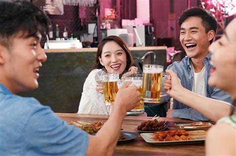 喝啤酒的快乐年轻人高清图片下载 正版图片507684201 摄图网