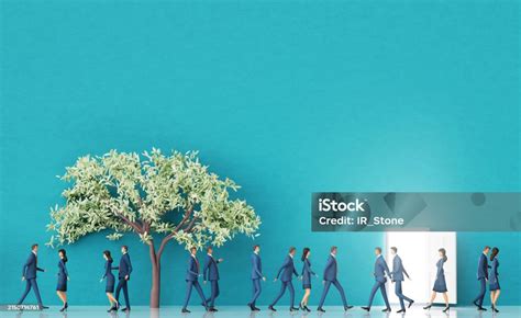 줄을 서서 걷는 정장 복사 공간 나무 및 기회의 열린 문이 있는 배경에서 성공적인 비즈니스 3d 렌더링 개념에 대한 스톡 사진 및 기타 이미지 Istock