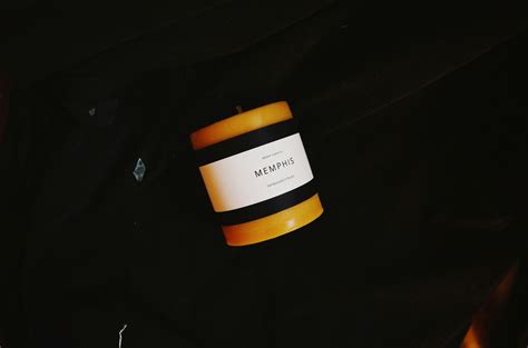 가정용 향수 검은색 배경 노란 촛불 대조 디자인 라벨 럭셔리 럭셔리한 멤피스 미니멀리스트 밀랍 부드러운 빛 브랜딩 블랙 앤 화이트 수제