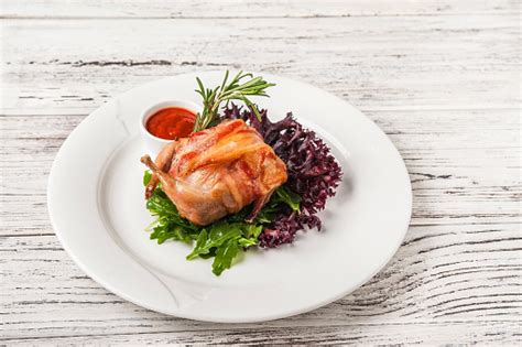 메추라기는 레스토랑 클로즈업에 박제 흰색 접시에 베이컨메추기와 복사 공간 고기에 대한 스톡 사진 및 기타 이미지 고기 고명 구이 Istock