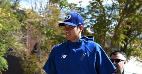 사진 인터뷰 위해 이동하는 오타니