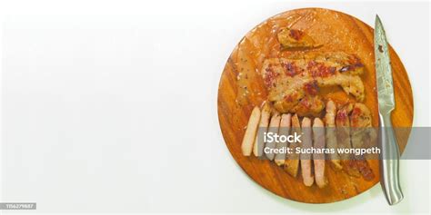 흰색 배경 도마에 배치 스테인레스 스틸 칼 돼지 고기 스테이크 0명에 대한 스톡 사진 및 기타 이미지 0명 강철 고기 Istock