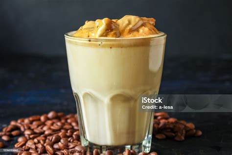 달고나 커피 트렌드 아이스 드링크 카푸치노 또는 라떼 푹신한 크리미 휘핑 메뉴 개념 건강 한 식사 음식 배경 상단보기 복사 공간