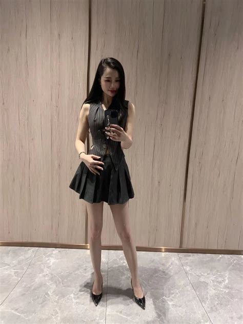 淫女钟英苗 On Twitter 小燕姐真的是性感女人味爆了 我立刻拉去后楼梯跪下从骚高跟舔，脱了高跟和她骚脚舌吻，每个脚趾缝都是汗和皮革