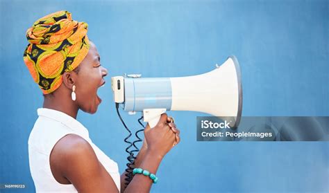 흑인 여성 확성기 및 언론의 자유 정의 평등을 위한 자유 공간은 변화 동기 부여 및 발표를 위한 파란색 배경입니다 항의 또는 방송을 위한 마이크를 가진 아프리카 여성 20