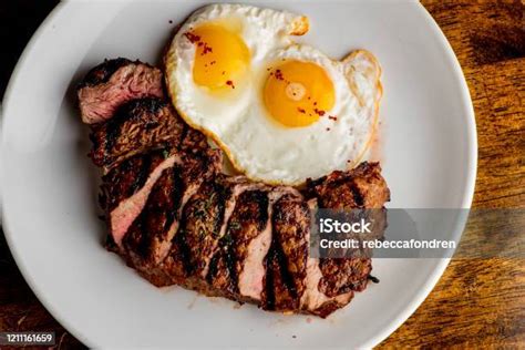 스테이크와 계란 전통 고전 미국 식당 또는 프랑스 비스트로 브런치 항목 스테이크와 토트와 계란 앵거스 스테이크는 계란 후라이와 바삭한 향이 나는 홈 프라이와 함께 중간 희귀